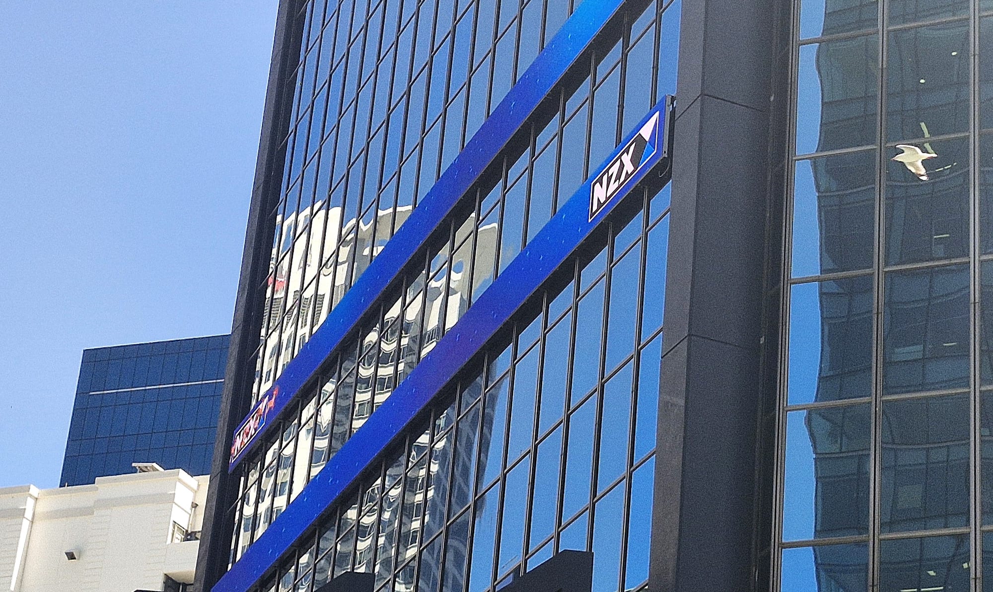 NZX50 snaps 4-day gain as blue chips weigh; miners rally